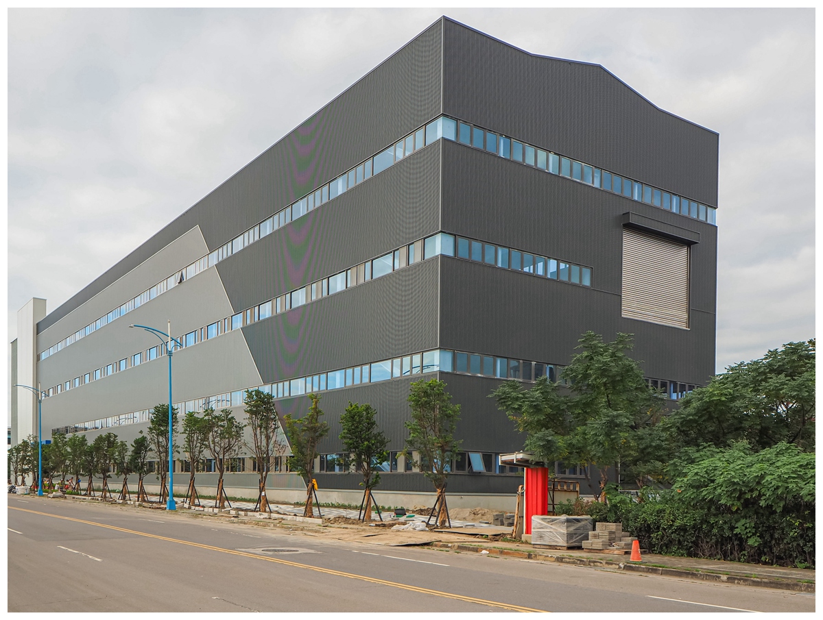 輝達玻璃-廠房興建中 - 宜佳營造工程有限公司-專業營造工程承攬,公共工程標攬,建築土木承包,鋼骨規劃施工,精緻鋼架設計施工,樓房,別墅,傳統住宅興建